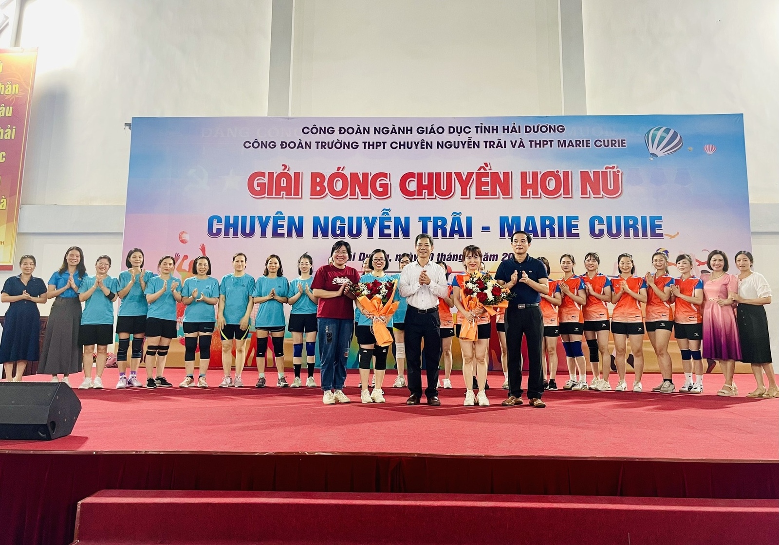 Sôi nổi giải Bóng chuyền hơi nữ : THPT CHUYÊN NGUYỄN TRÃI - THPT MARIE ...